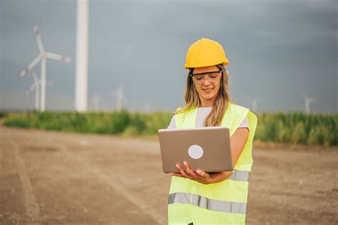 엔지니어 여성 재생 가능 에너지 전력 및 전기 혁신을 위한 풍차 전기 기술자 또는 기술자 검사 보기에 대한 스톡 사진 및 기타 이미지 Istock