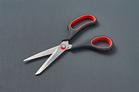 플라스틱 손잡이 검은 색과 빨간색 색상단일 날카로운 가위는 어두운 콘크리트 책상에 놓여있다 클로즈업 가위에 대한 스톡 사진 및 기타 이미지 Istock