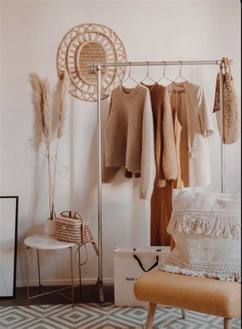 14 ไอเดีย “ราวแขวนเสื้อแบบมินิมอล” ของแต่งห้องที่เรียบง่ายและใช้งานได้สะดวก Naibann ในบ้าน