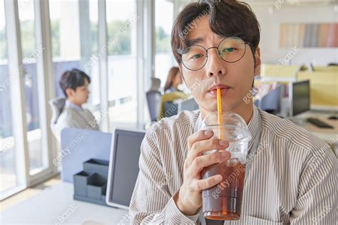 화이트칼라 전문직 사무실 근로시간 주제 커피브레이크 피로 물체묘사 번아웃증후군 스트레스 이미지 Jv12639788 게티이미지뱅크