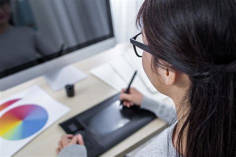 그래픽 태블릿과 컬러 휠을 사용하는 아시아 여성 그래픽 디자이너 감시에 대한 스톡 사진 및 기타 이미지 감시 경제 고용과 노동 Istock