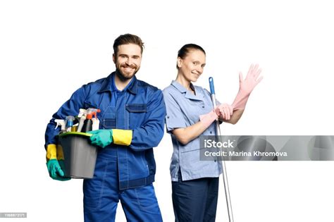 매력적인 젊은 여자와 남자 에 청소 유니폼 과 고무 장갑 들고 빗자루 청소 제품 그의 손에 청소하기에 대한 스톡 사진 및 기타 이미지 청소하기 청소부 관리인 Istock