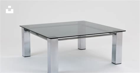 흰색 배경에 유리와 크롬 커피 테이블 사진 Unsplash의 무료 회색 이미지