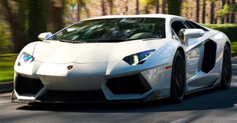 V12 엔진 경주용 차 고급 승용차 고성능 고성능 차 고속 공기 역학적 디자인 과속 차량 낮 다이나믹한 도로 도로를 따라 늘어선 나무들 럭셔리 로드