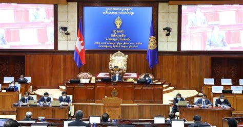 រដ្ឋសភាកំពុងពិភាក្សា និងអនុម័តសេចក្តីព្រាងវិសោធនរដ្ឋធម្មនុញ្ញអនុញ្ញាតឱ្យថ្នាក់ដឹក