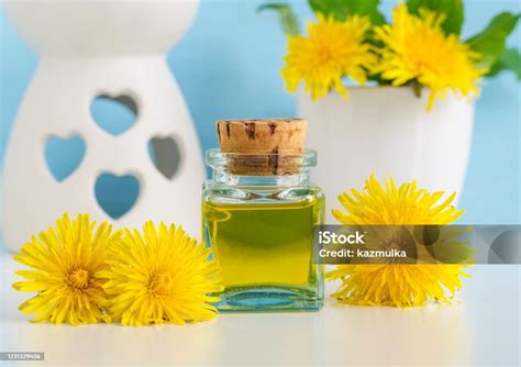 화장품 오일 과 민들레 꽃을 가까이 빈티지 유리 병 아로마 테라피 홈메이드 스파 및 허브 의학 컨셉 공간을 복사합니다 0명에 대한 스톡 사진 및 기타 이미지 Istock