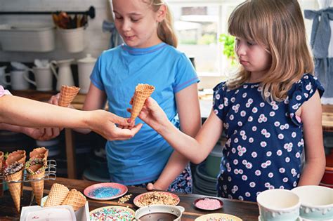 다양한 토핑 과일 사탕 스프링클러와 콘에서 아이스크림을 준비하는 어린 소녀 10 11세에 대한 스톡 사진 및 기타 이미지 10 11세 3 명 8 9 살 Istock