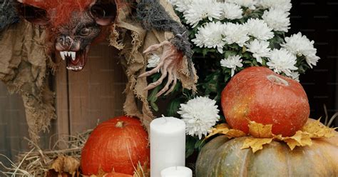 무서운 박쥐 뱀파이어 호박 촛불 가을 꽃 도시 거리의 나뭇잎 축제 휴일 장식 할로윈 으스스한 장식 야외 즐거운 할로윈 보내세요 마을의 가을 시장 사진