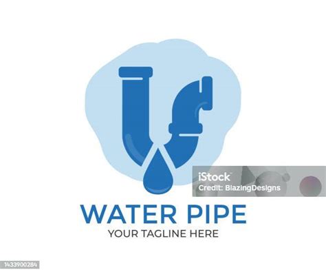 건설 현장에서 사용되는 플라스틱 파이프 저장에 있는 파란 Pvc 수도관 누출되고 물이 튀습니다 금속 산업 물 파이프 라인 밸브