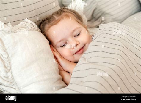Mädchen Schläft Im Bett Fotos Und Bildmaterial In Hoher Auflösung Alamy