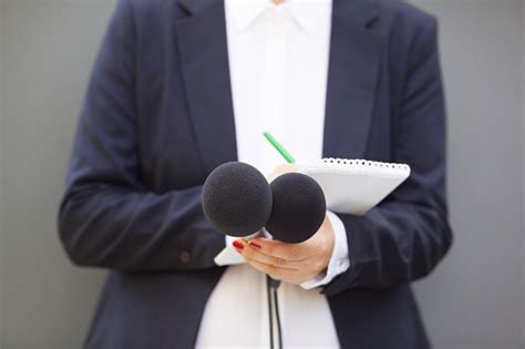 기자 회견 이나 미디어 이벤트에서 기자 마이크를 들고 메모를 작성 Live Event에 대한 스톡 사진 및 기타 이미지 Live Event 기자 회견 데이터 Istock