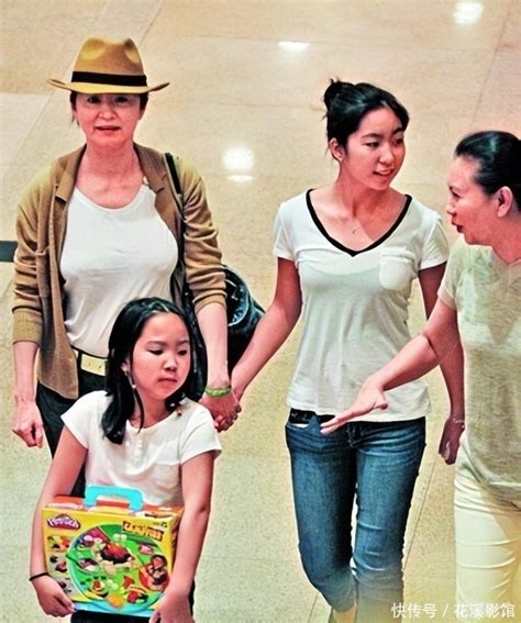 72岁林青霞在香港逛街，买露肩红裙获全店围观，身姿挺拔阔太范足 360娱乐，你开心就好