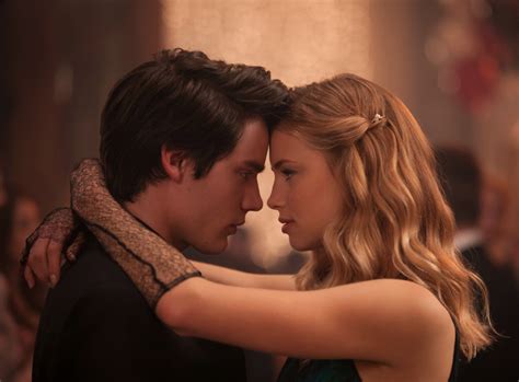 Dominic Sherwood Sarah Hyland Y Lucy Fry Hablan Sobre Su Experiencia