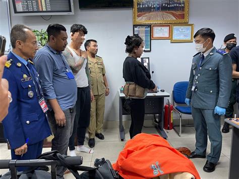 ឃាត់ខ្លួនអ្នកដំណើរ ២នាក់ ក្រោយរកឃើញម្សៅពណ៌សជាច្រើនកញ្ចប់ រុំជាប់នឹងដងខ្លួន