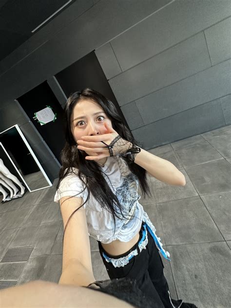 [르세라핌] 셀카 찍다 걸린 르세라핌 홍은채 촬스의 이슈와 유머