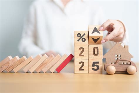 2025년에 떨어지는 블록과 홈 및 자동차 모델의 백분율 Up 및 Down 화살표 부동산 모기지 주택 대출 및 자동차 부채 이자율 보험 및 경기 침체 0명에 대한 스톡 사진
