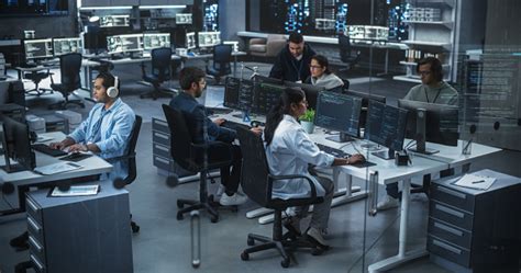 연구실에서 컴퓨터로 작업하는 다양한 젊은 인도 동료들 협업 산업 기술 프로젝트를 위한 솔루션을 연구하는 여성 소프트웨어 개발자 동료에 집중 네트워크 보안에 대한 스톡 사진