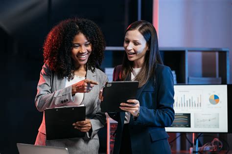 프로젝트 관리자는 마일스톤 진행 계획 및 전문 투자자가 사무실에서 새로운 시작 프로젝트를 수행하는 작업을 작업하고 업데이트합니다 계산기에 대한 스톡 사진 및 기타 이미지