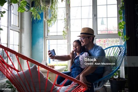 셀카를 찍는 아이스크림 가게에서 젤라토를 먹는 아빠와 딸의 쾌활한 히스패닉 가족 성인에 대한 스톡 사진 및 기타 이미지 성인 아이스바 2명 Istock
