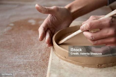 도자기 스튜디오에서 일하는 여성 세라미스트 세라미스트의 손이 더러운 점토 도자기를 만드는 과정 마스터 세라미스트 작품 에 그녀의 스튜디오 공예에 대한 스톡 사진 및 기타