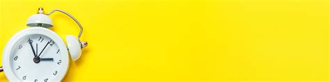 노란색 배경에 고립 된 트윈 벨 클래식 알람 시계를 울리는 최소한의 디자인 휴식 시간 생활 좋은 아침 밤 깨어 개념 일어나 플랫 레이 상단 보기 복사 공간 배너 개념에 대한