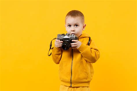 작은 아이 소년 34 세 노란 옷을 입고 카메라 오렌지 벽 배경 어린이 스튜디오 초상화에 고립 된 개최 사람들은 진심으로 감정 어린 시절 라이프 스타일 개념 복사 공간을