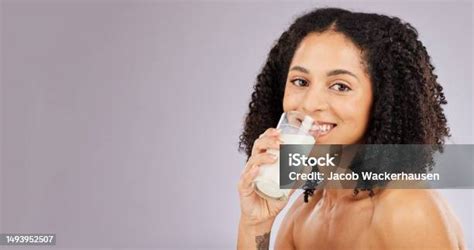 코코넛 밀크 건강 음료 웰빙과 조롱을 하는 흑인 여성의 초상화 칼슘 영양 콜라겐 및 친환경 스무디가 스튜디오 모형과 함께 해독 제품에서 행복을 가진 모델 20 29세에 대한