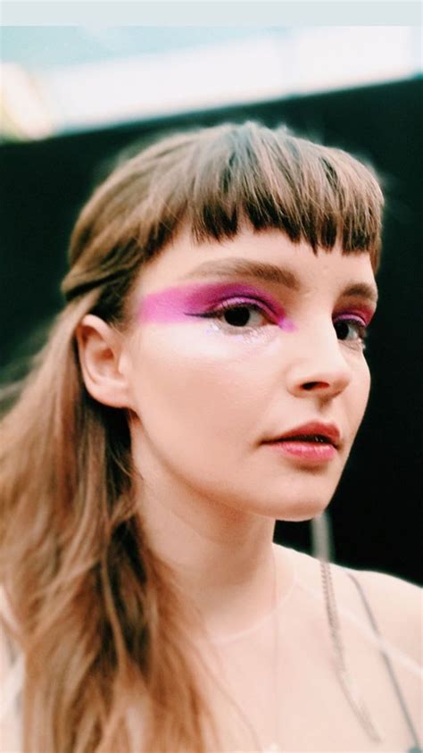 Pin De Online Bulletin Board En Music Lauren Mayberry Maquillaje De