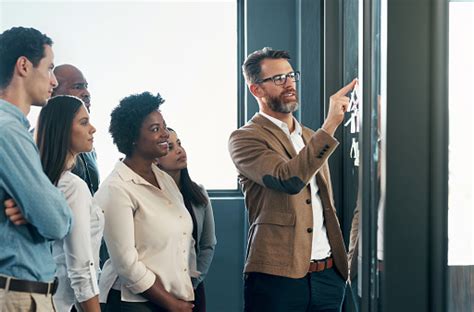 사업가 스티커 메모 및 사무실 다양성을위한 프리젠 테이션 팀워크 및 남성과 여성과의 비즈니스 페어 협업 전략 계획 또는 워크샵 코칭에서 Ceo 관리자 또는 멘토를 말하는 것