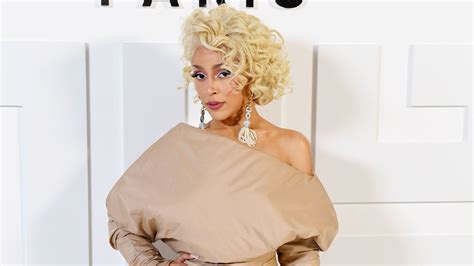 Doja Cats Wardrobe Malfunction At Balmains Paris Fashion Show In