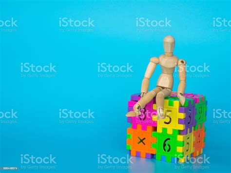 나무 인형 파란색 배경에 큐브 플라스틱 다채로운 수에 앉아 교육 수학 또는 계산의 개념입니다 텍스트 및 콘텐츠를 위한 공간을 복사 합니다 0명에 대한 스톡 사진 및 기타