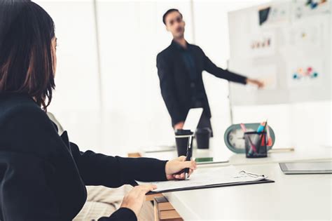 비즈니스 회의에서 사업가는 사무실에서 능숙하게 종이를 쓰고 있습니다 기업 비즈니스 팀 협업 경영자에 대한 스톡 사진 및 기타 이미지 Istock