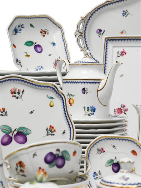 An Extensive Richard Ginori Itlalian Fruit Pattern Service 20th