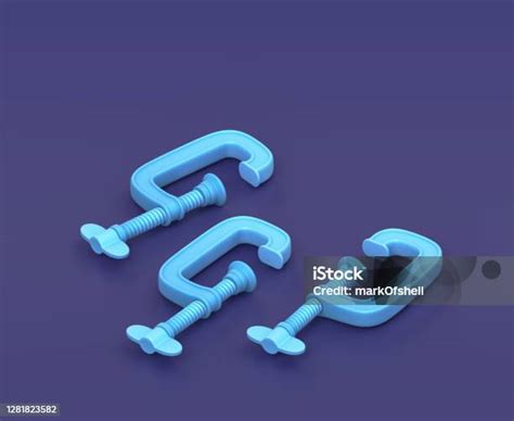 파란색 배경에 등색 작은 클램프 단일 색상 워크샵 도구 3d 렌더링 Diy에 대한 스톡 사진 및 기타 이미지 Diy 건설 장비 고체 Istock