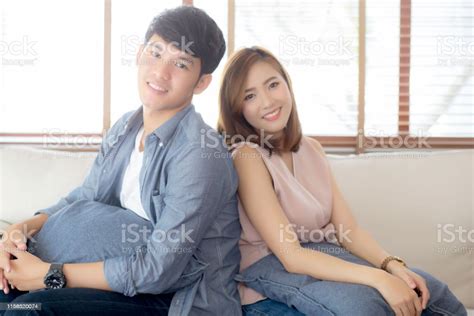 아름다운 초상화 젊은 아시아 커플휴식과 집에서 거실에서 함께 만족 가족 앉아 소파 자신감 명랑하고 행복한 관계 남자와 여자 데이트 가정 생활에 대한 스톡 사진 및 기타