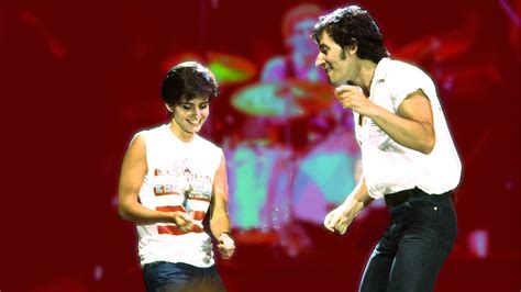 Courteney Cox Recreates Dancing In The Dark Moves As She Relives Her Iconic Bruce Springsteen Moment