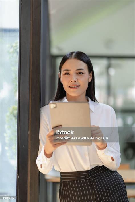 스마트 기업 관리 기술을 사용하는 디지털 태블릿 전문 회사 관리자를 들고 사무실에 서 있는 아시아 사업가 수직 이미지 가상현실에 대한 스톡 사진 및 기타 이미지 Istock