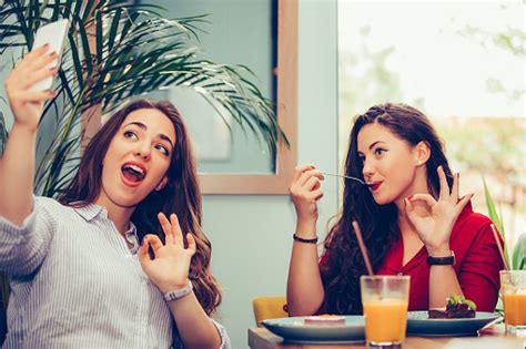 카페에서 스마트폰으로 케이크를 먹고 셀 카를 찍는 두 명의 아름 다운 소녀 2명에 대한 스톡 사진 및 기타 이미지 2명 긍정적인 감정 표현 남유럽 후예 Istock