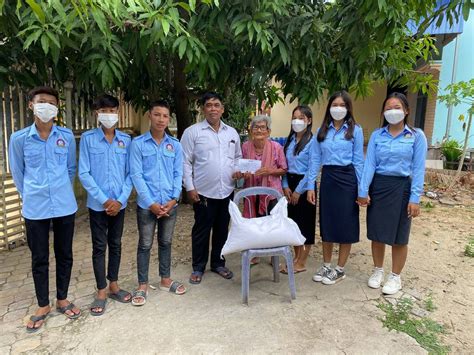 អំណោយប្រចាំខែ របស់លោកឧត្ដមសេនីយ៍ឯក រ័ត្ន ស្រ៊ាងបានប្រគល់ដល់ដៃពលរដ្ឋទីទាល់ក្រ១៧គ្រួសារ