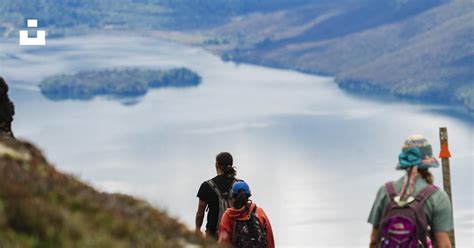 산을 오르는 한 무리의 사람들 사진 Unsplash의 무료 하이킹 이미지