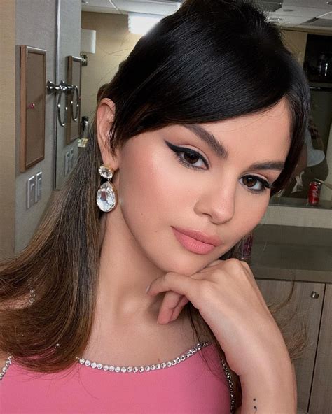 Selena Gomez Very Cute Selfies Before Going On Jimmy Fallon Celeblr