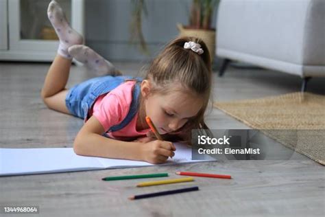 그녀의 근처에 장난감 코끼리와 함께 따뜻한 바닥에 누워 행복한 소녀를 밀링 교육에 대한 스톡 사진 및 기타 이미지 교육 귀여운 명랑한 Istock