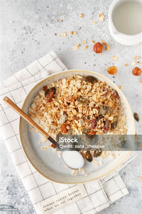 귀리 견과류 및 말린 베리를 곁들인 유기농 홈메이드 그래놀라 시리얼 유리 항아리에 뮤즐리 건강한 비건 아침 식사 또는 간식 텍스트의 공간을 복사합니다 적절한 영양 개념 0