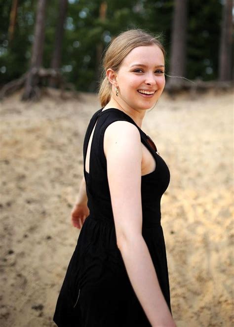 Lisa Im Sand Scrolller