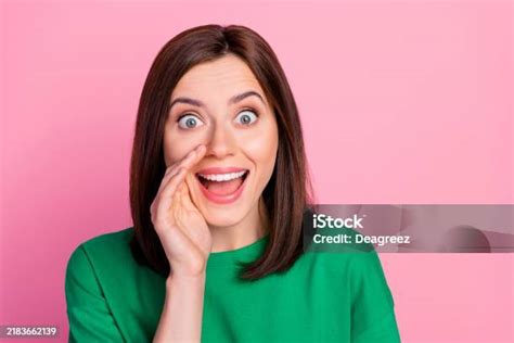 분홍색 배경에 고립 된 비밀 판매 쇼핑몰 내일에 대해 이야기하는 젊은 놀란 여자의 근접 촬영 사진 20 24세에 대한 스톡 사진 및 기타 이미지 Istock