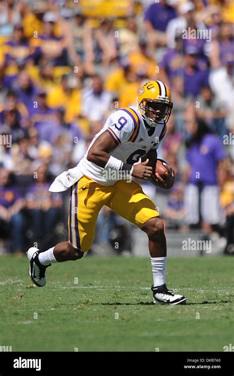 Lsu Tigers Quarterback Jordan Jefferson 9 Runs With The Ball In The