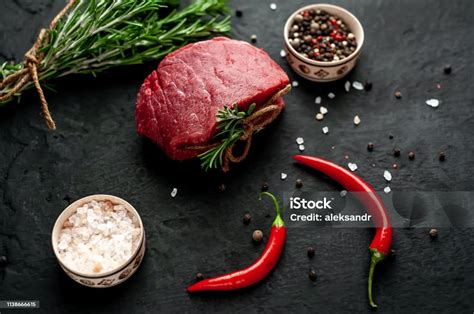 정육점에서 고기 조각 재료와 어두운 콘크리트 배경에 스테이크의 형태로 쇠고기의 한 조각 고기에 대한 스톡 사진 및 기타 이미지 고기 눈 신체 부분 로즈마리 Istock