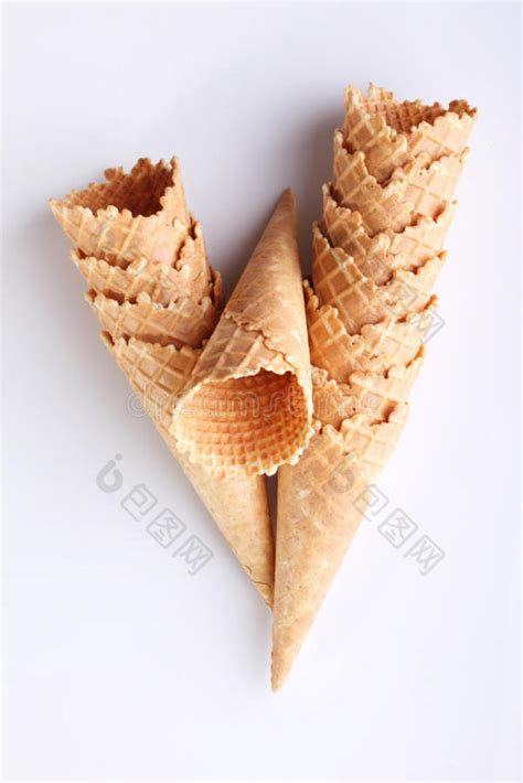 一排白色背景的空冰淇淋筒 包图企业站