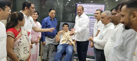 सांसद गोपाल शेट्टी ने रक्तदान वीर संजय रायजादा को किया सम्मानित Sangathan Bharat