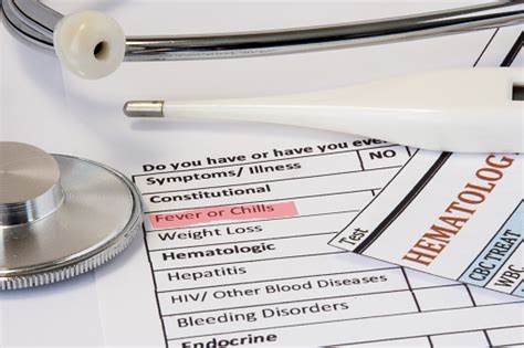 열 이나 오 한 증상 또는 병 사진입니다 환자의 병력 청진 기 디지털 온도계 및 혈액 분석이 열 이나 오 한의 강조 표시 된 증상의 종이 시트 감기와 독감에 대한 스톡 사진